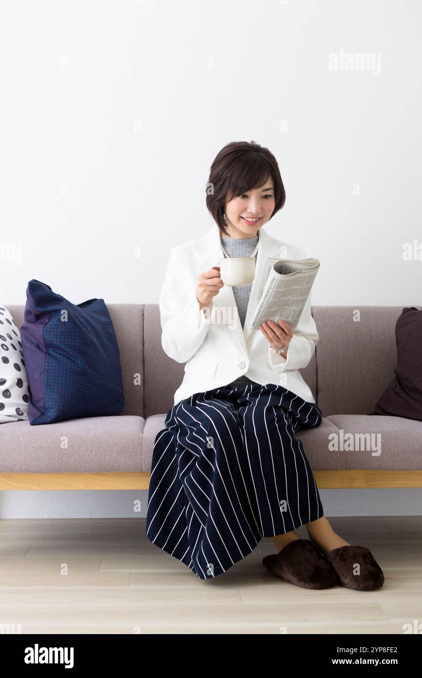 Women who read newspapers Stock Photo - Alamy