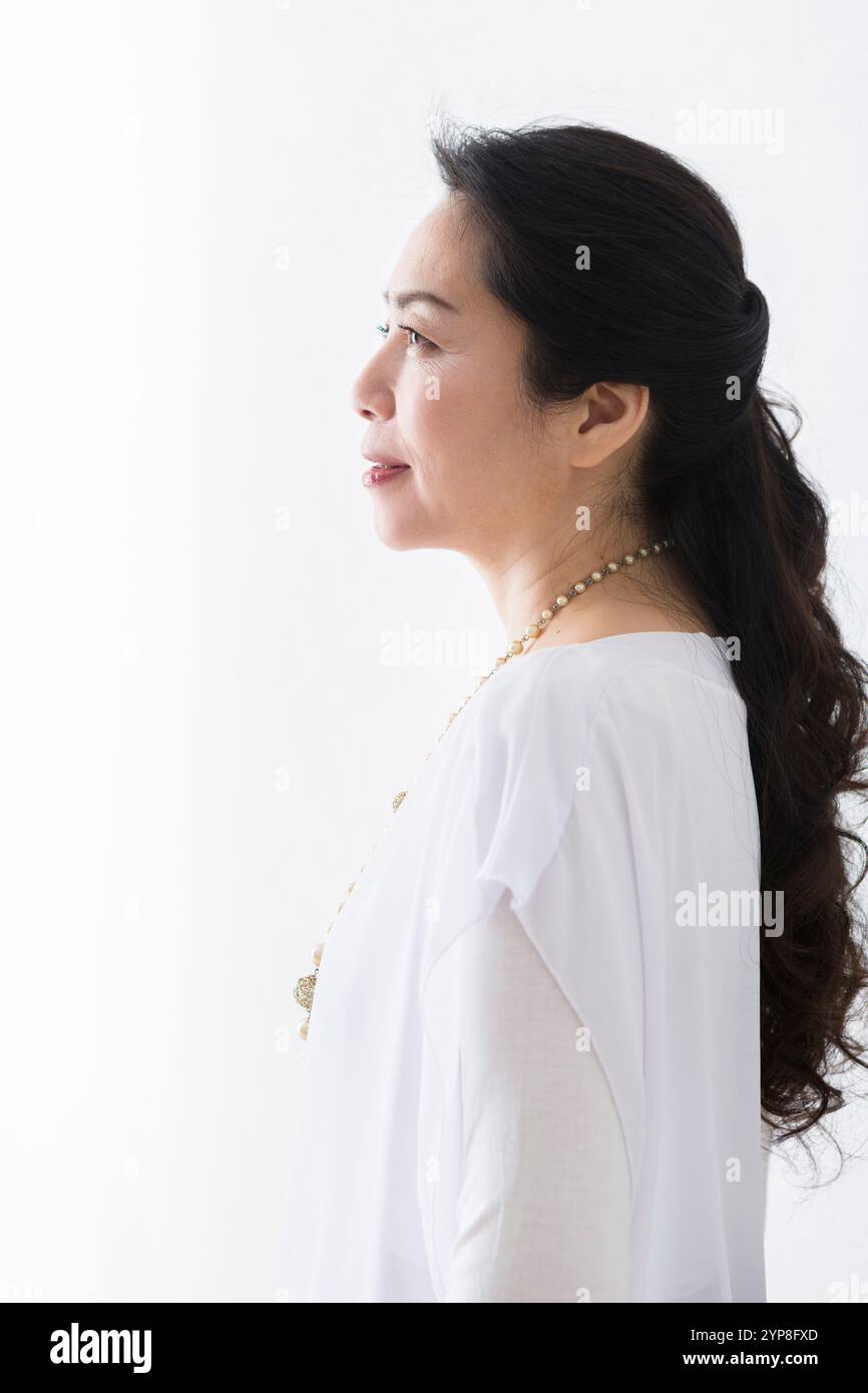 Middle woman standing sideways Stock Photo - Alamy