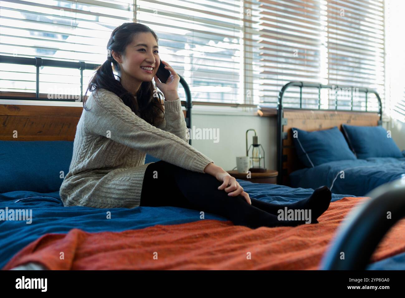 Phoning girl hi-res stock photography and images - Alamy