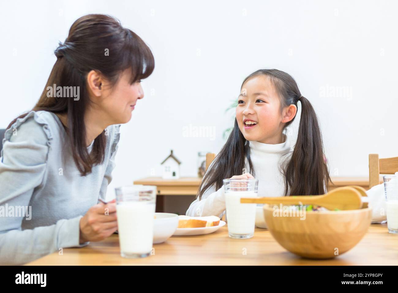Chairs around table hi-res stock photography and images - Alamy