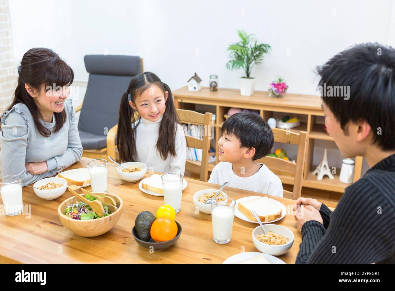 Family at breakfast table hi-res stock photography and images - Alamy