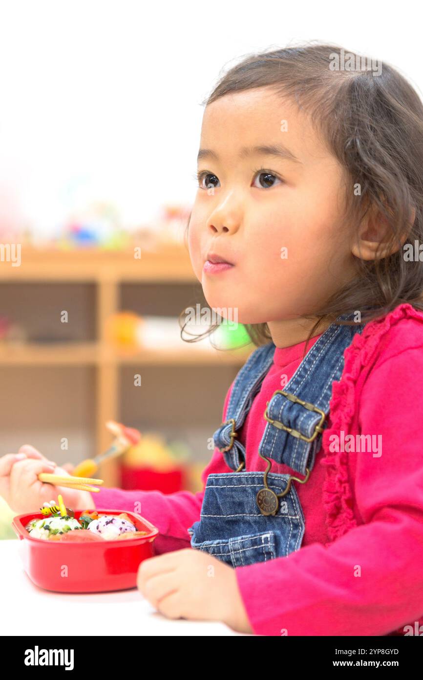 2 children eating chopsticks hi-res stock photography and images - Alamy