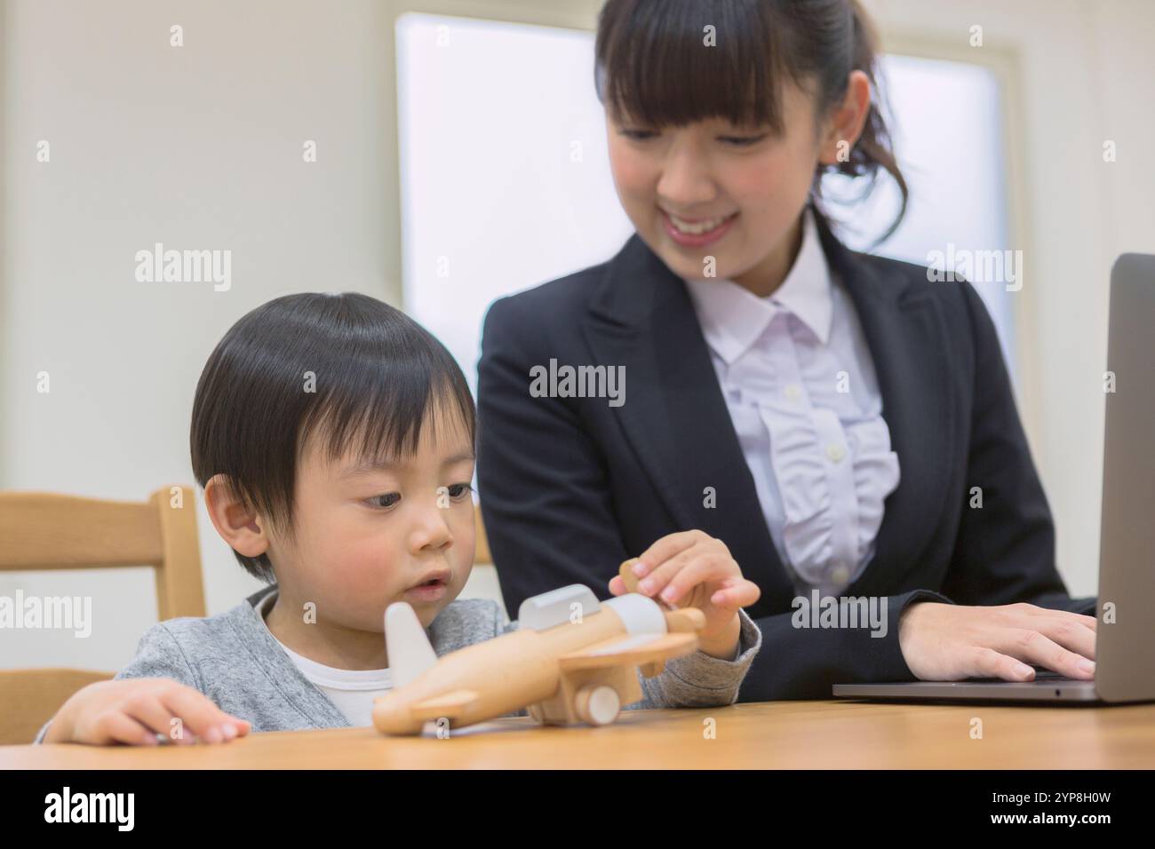 Working mothers hi-res stock photography and images - Alamy
