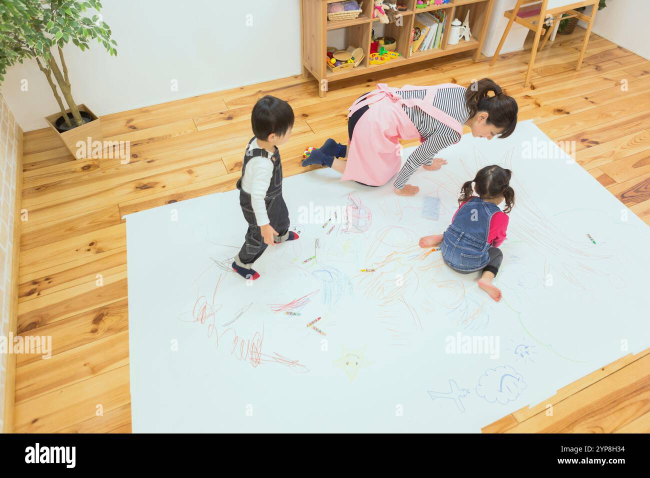 Child pencil 2 to 3 years hi-res stock photography and images - Alamy