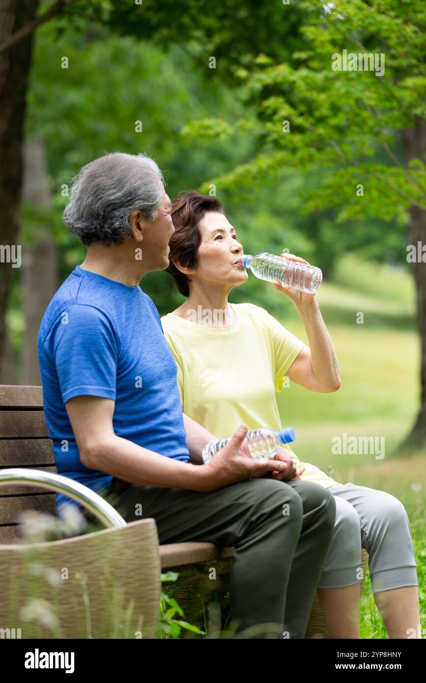 Two old women sitting on a bench hi-res stock photography and images ...