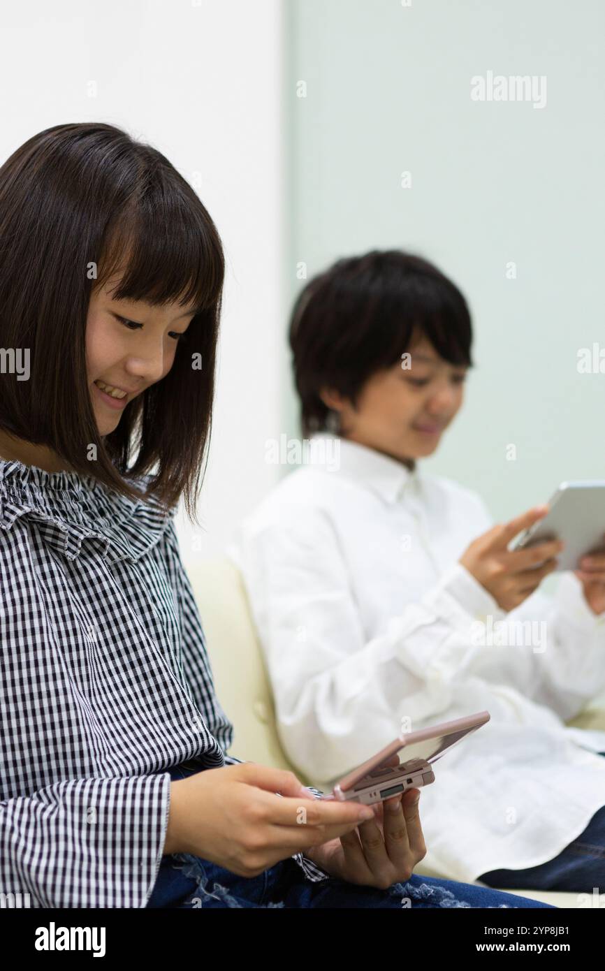 Playing game pc girl hi-res stock photography and images - Alamy