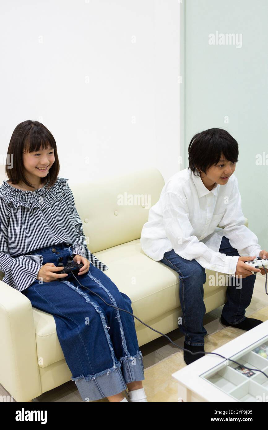 Two boys playing video games hi-res stock photography and images - Alamy