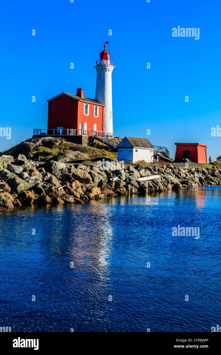 Lighthouse on rocky shore water hi-res stock photography and images - Alamy