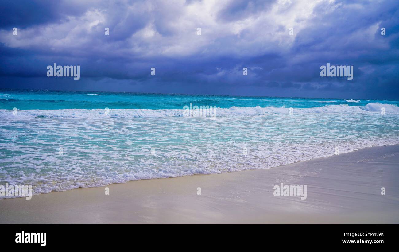Spectacular seascape of the aquamarine blue waters of the Caribbean sea ...