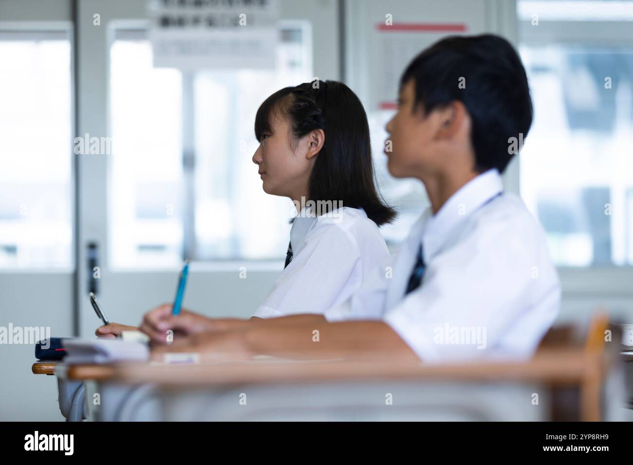 Middle school students listen hi-res stock photography and images - Alamy
