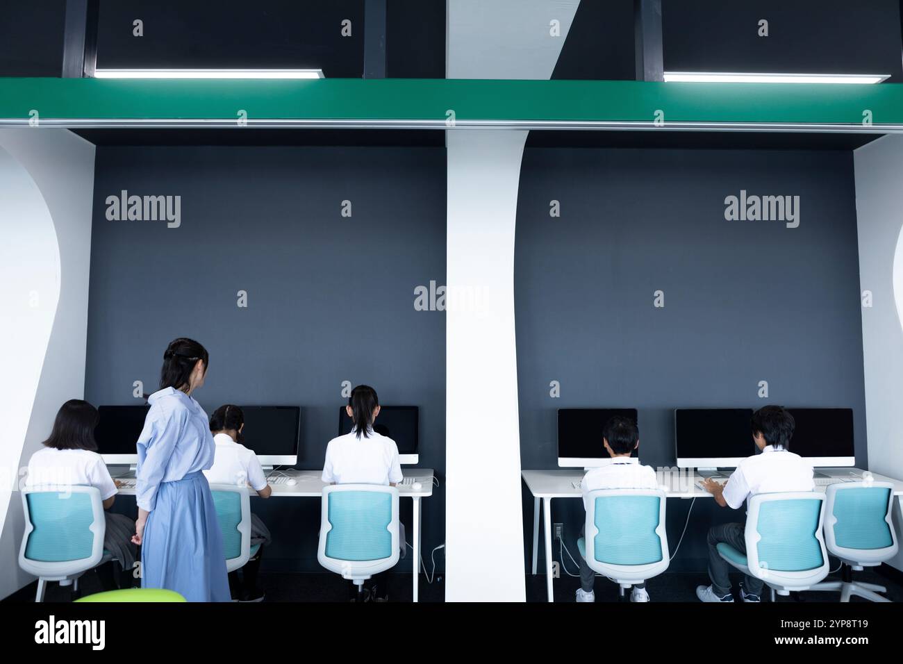 Back school girls class hi-res stock photography and images - Alamy