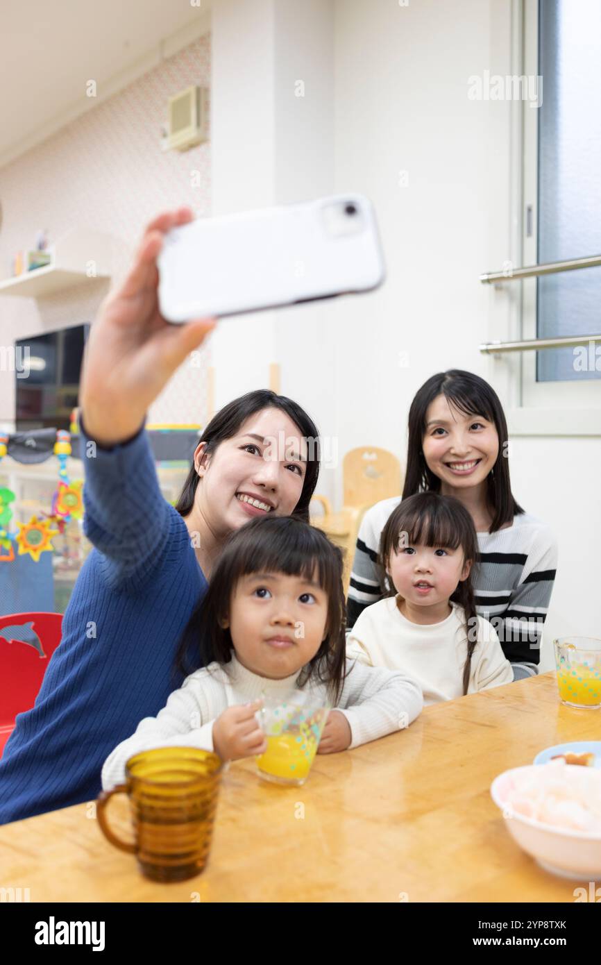 Girl taking photos with mobile phone hi-res stock photography and ...
