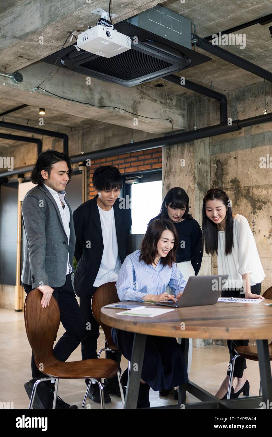 Group of people surround computer hi-res stock photography and images ...
