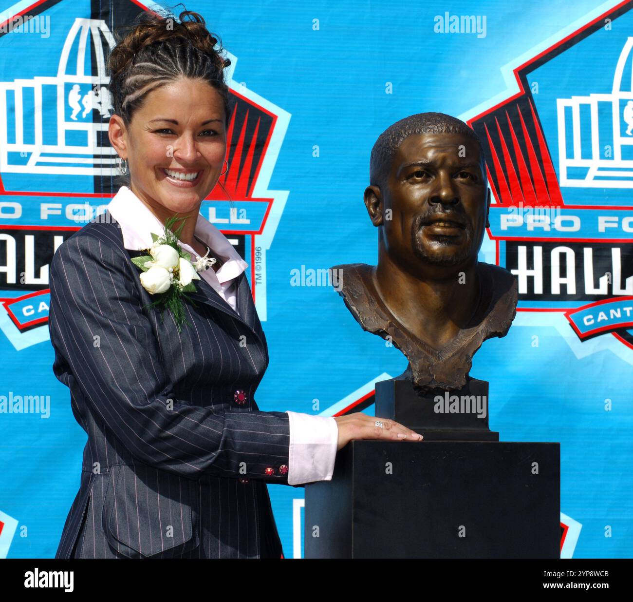 Sara White poses with bust of her late husband Reggie White at NFL Pro ...