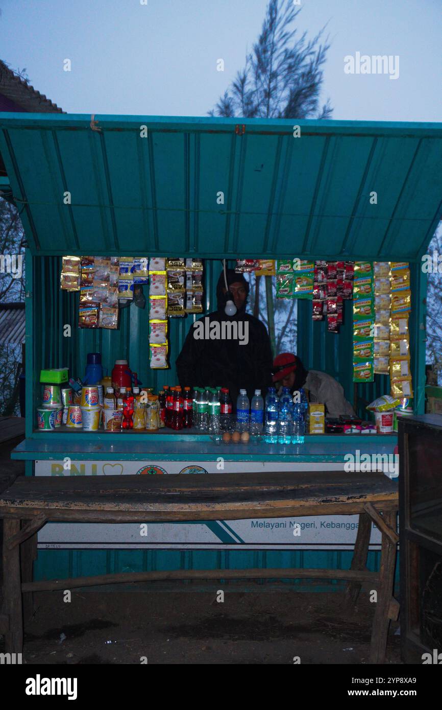 A small shop selling drinks and snacks on the path of Mount Ijen Stock ...