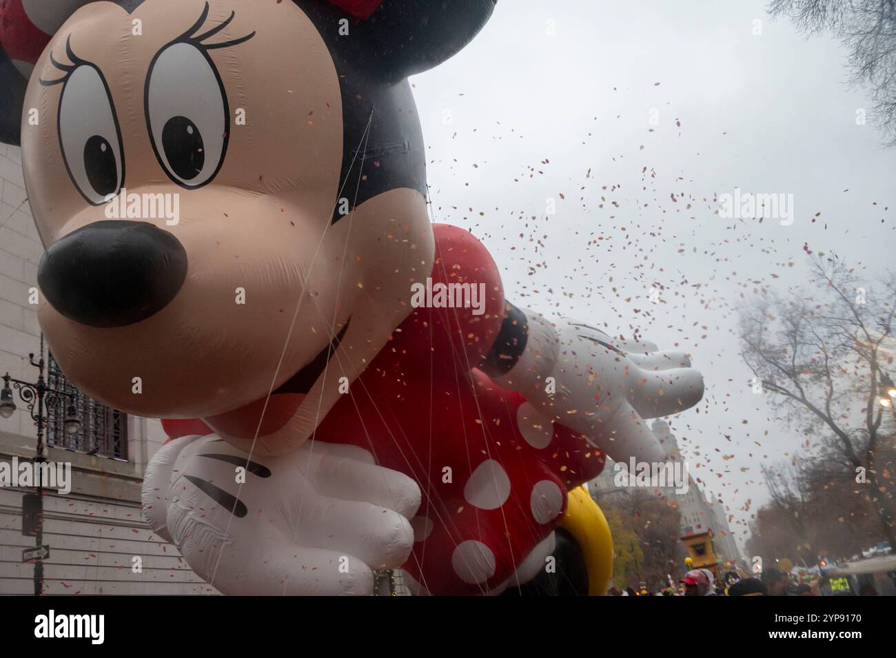 New York, United States. 28th Nov, 2024. Disney's Minnie Mouse balloon ...
