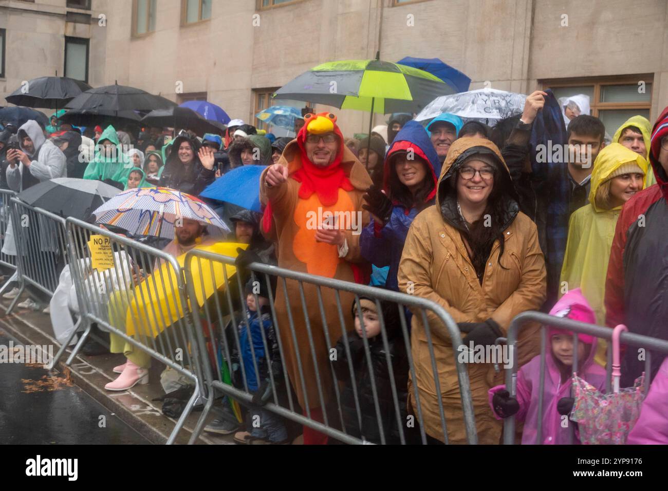 Spectators brave the rain to watch the Macy's Annual Thanksgiving Day ...