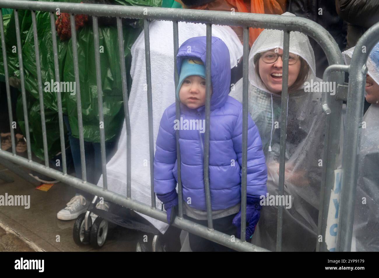 Spectators brave the rain to watch the Macy's Annual Thanksgiving Day ...