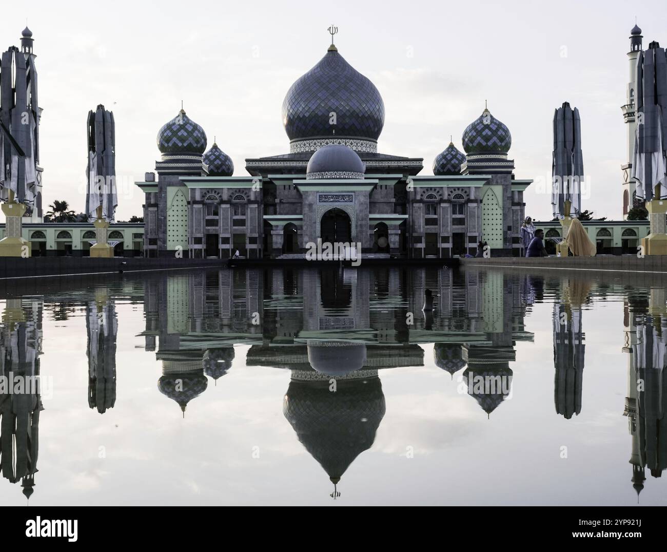 An-Nur Great Mosque is the largest mosque in Pekanbaru and has an ...