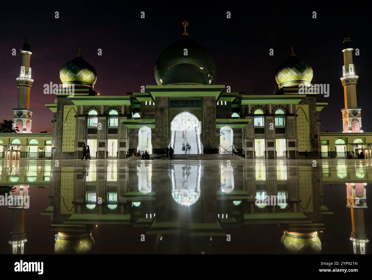 A night view of An-Nur Great Mosque Pekanbaru and its reflection Stock ...