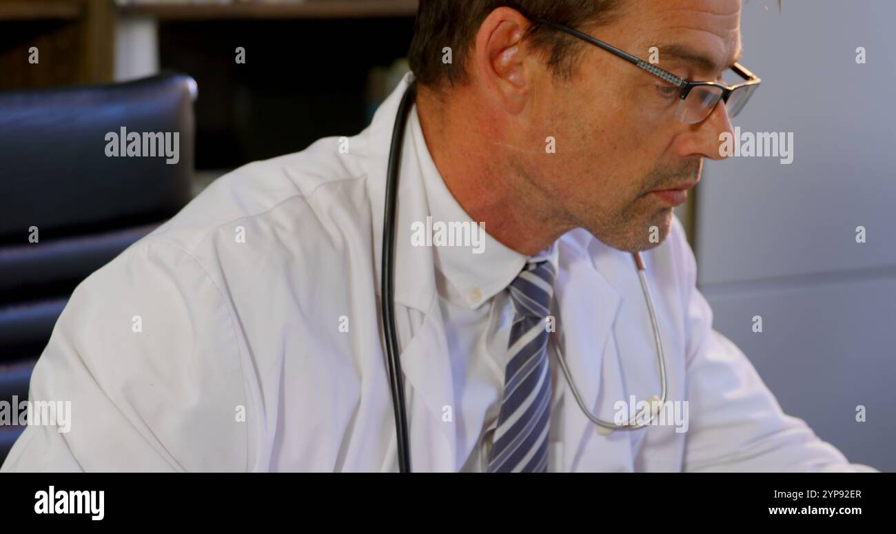 Doctor working in clinic hi-res stock photography and images - Alamy