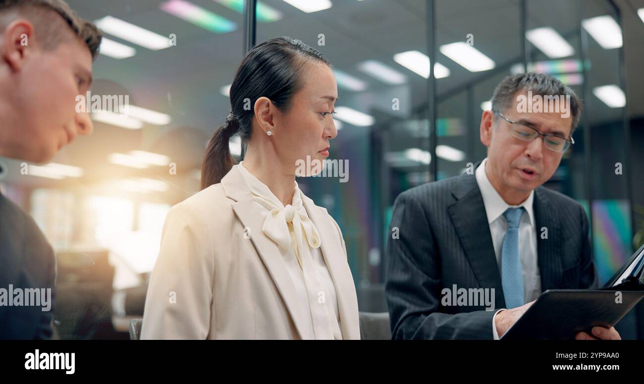 Boss japanese employee discussion hi-res stock photography and images ...