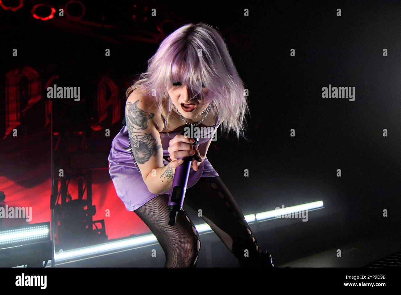 Maria Lessing von Future Palace live bei einem Konzert im Musikzentrum ...