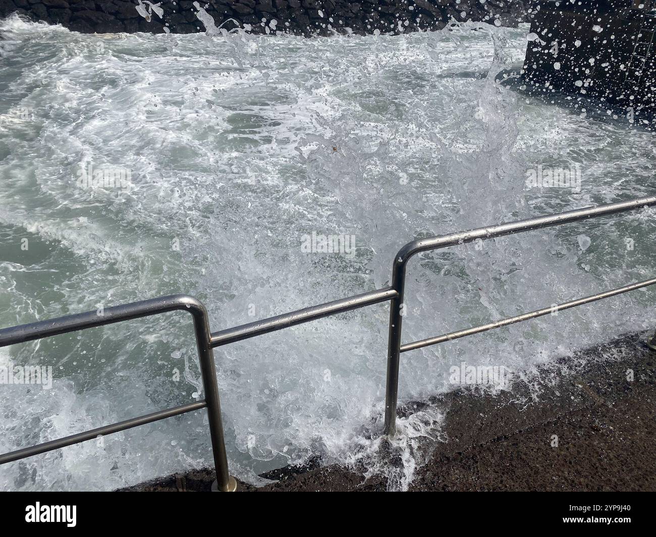 Water splash causes waves hi-res stock photography and images - Alamy