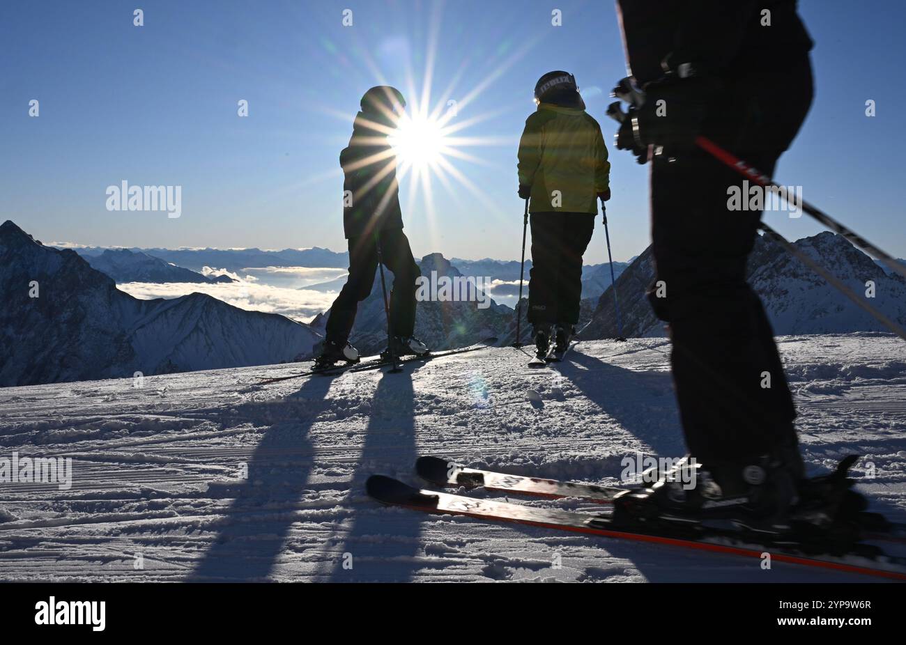 Grainau, Germany. 29th Nov, 2024. Skiers start the new ski season on ...
