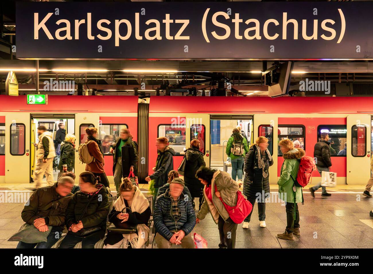 S-Bahnhof Karlsplatz Stachus, Fahrgäste, München, November 2024 ...