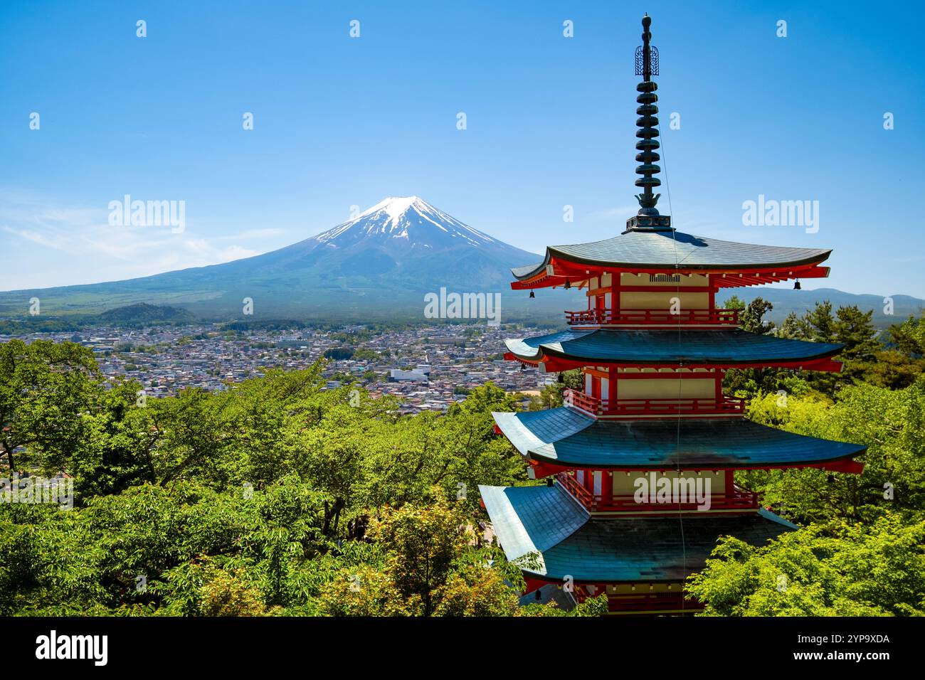 Chureito pagoda with the mount Fuji, in Arakurayama Sengen Park, Japan ...