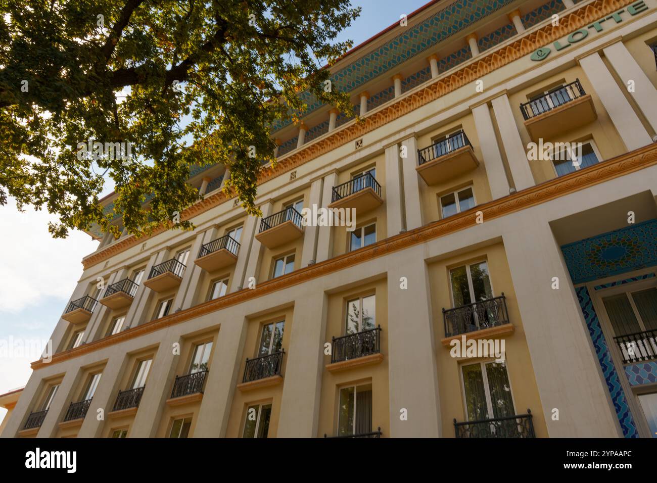 Side view tall building hi-res stock photography and images - Alamy