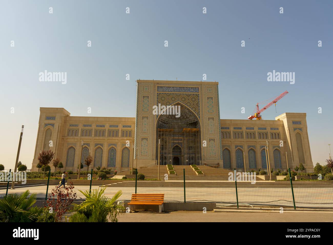 Large traditional white building hi-res stock photography and images ...