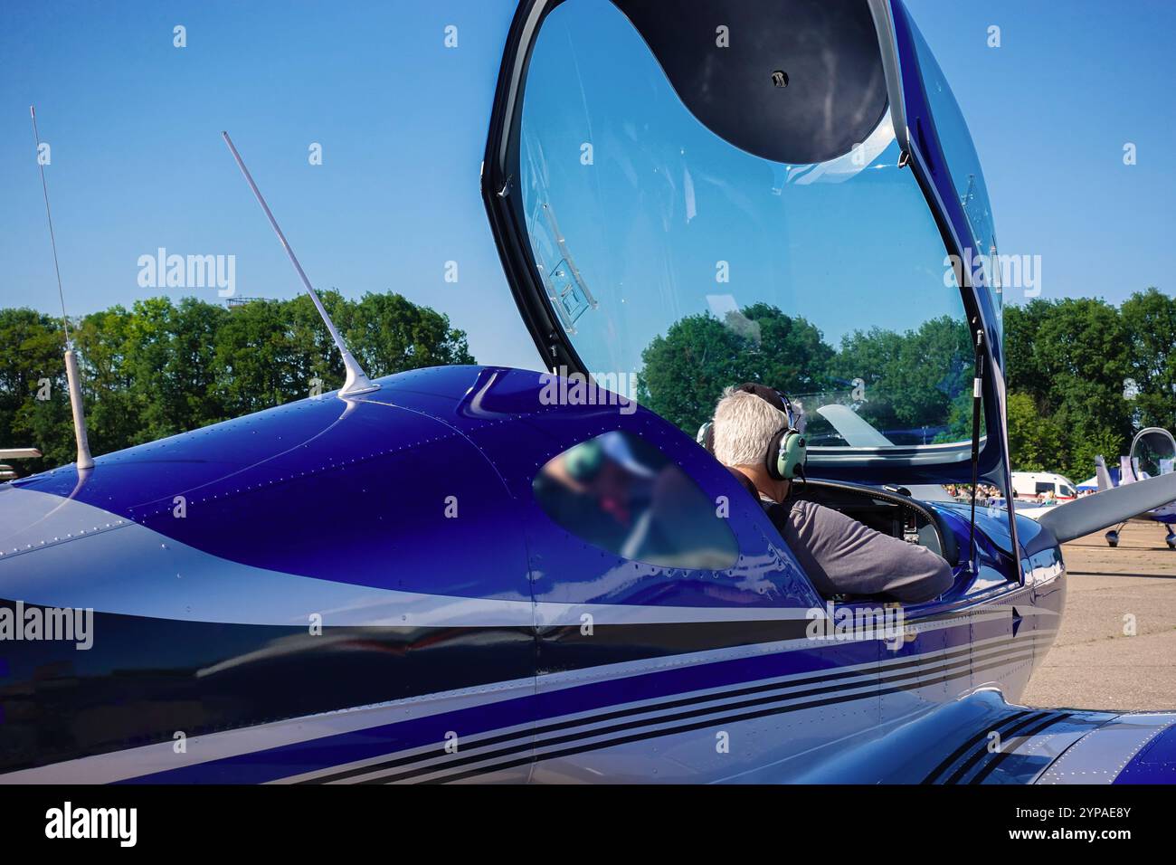 Pilot cockpit small aircraft face hi-res stock photography and images ...