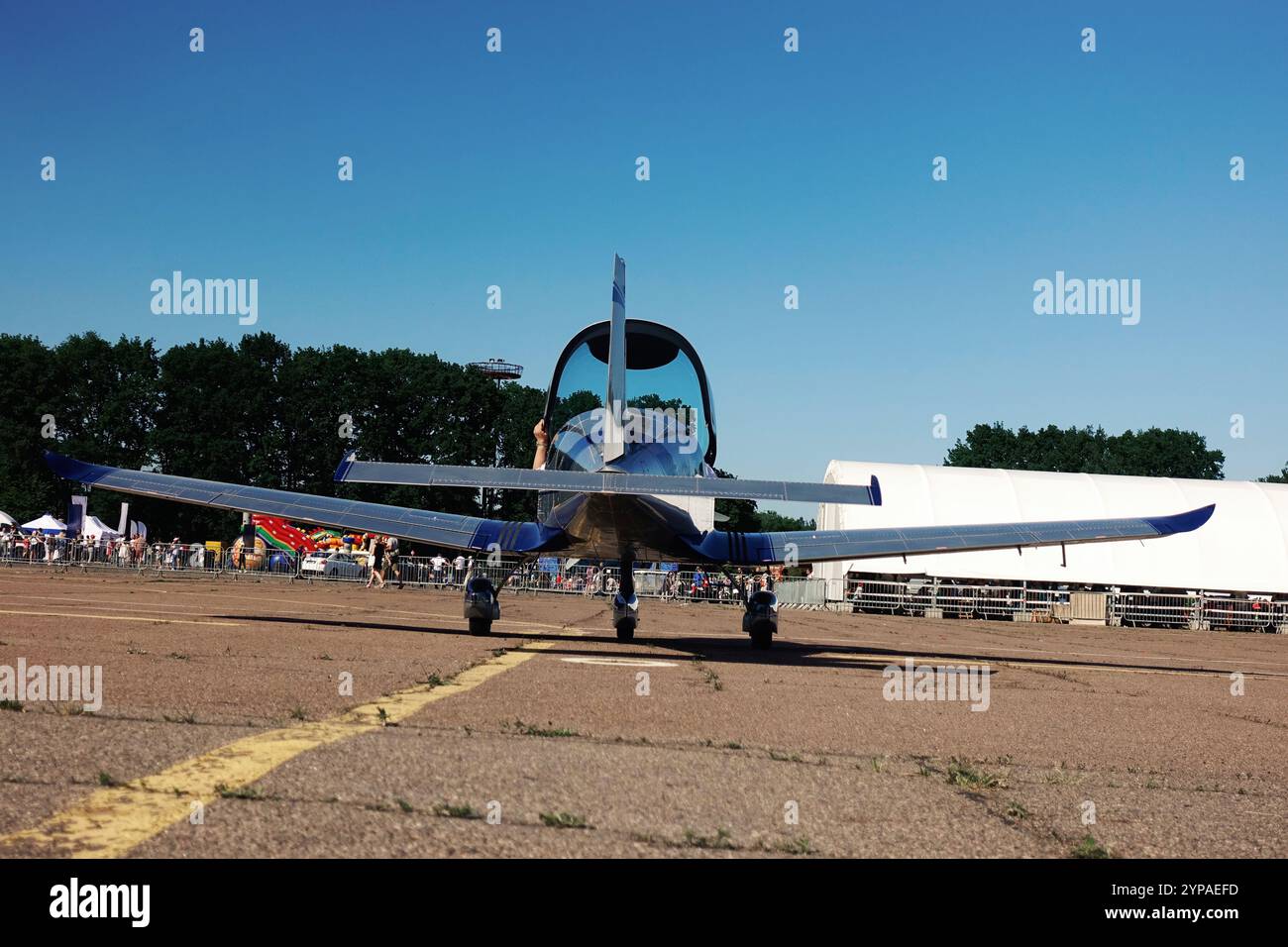Aircraft rides airport runway hi-res stock photography and images - Alamy
