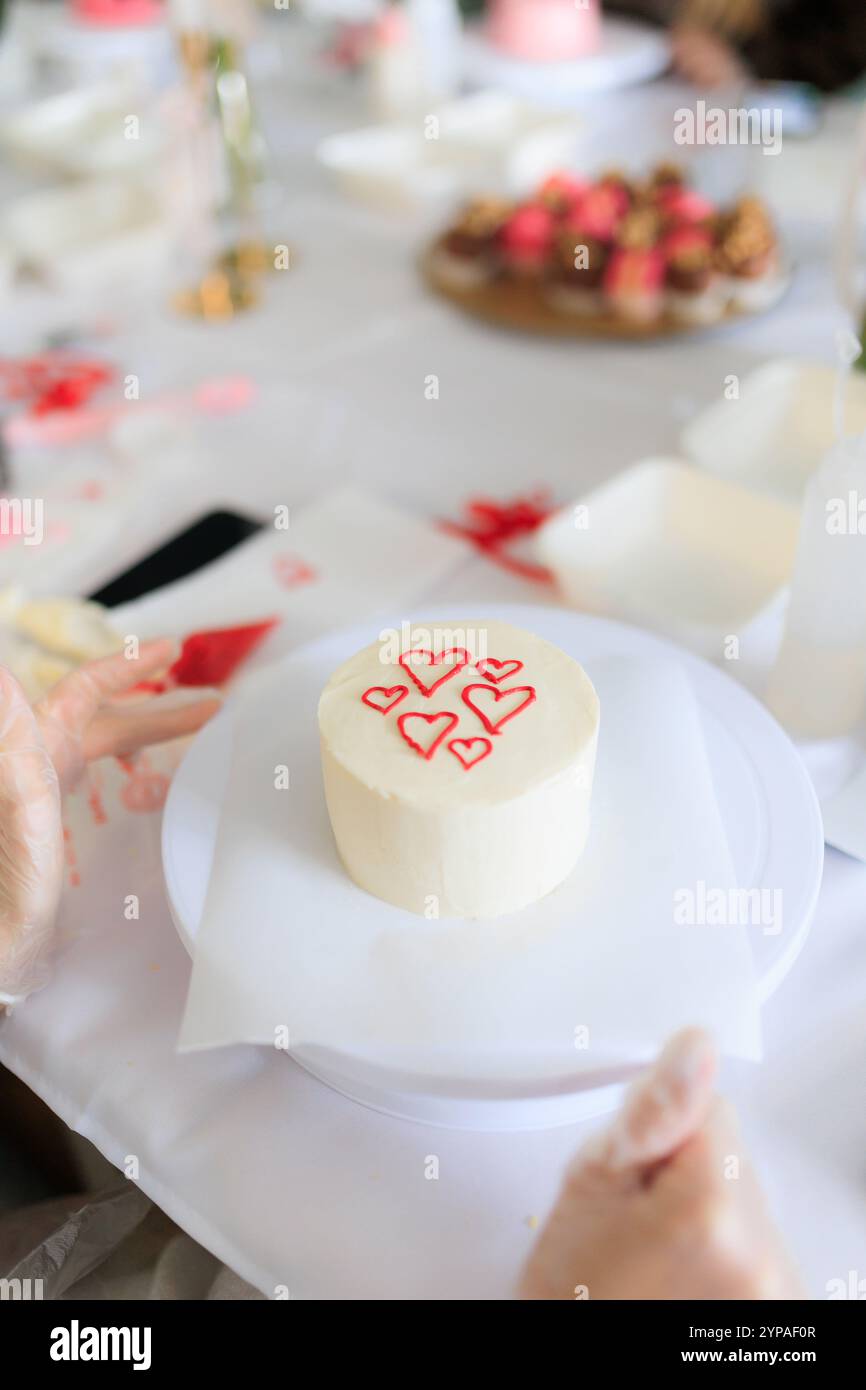 White bento cake box hi-res stock photography and images - Alamy