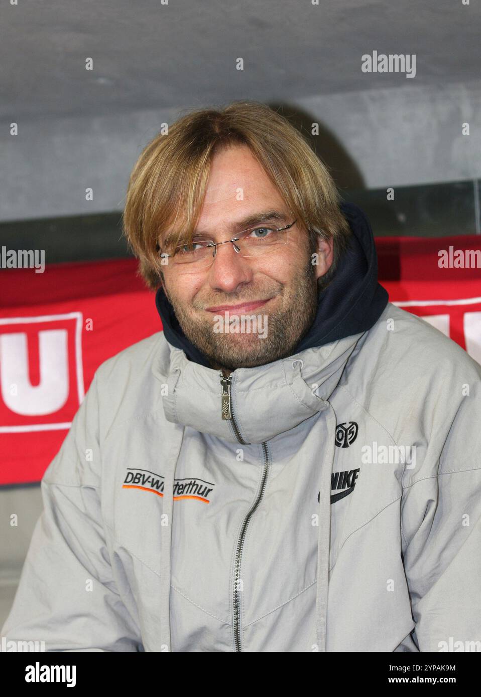 Sitzt auf der trainerbank hi-res stock photography and images - Alamy