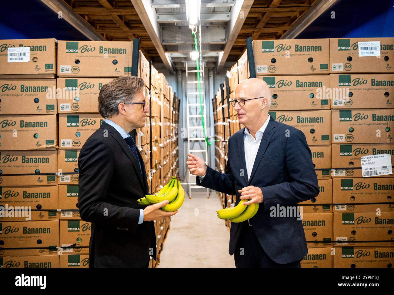 29 November 2024, Hamburg: Markus Mosa, CEO of Edeka (l) and Peter ...