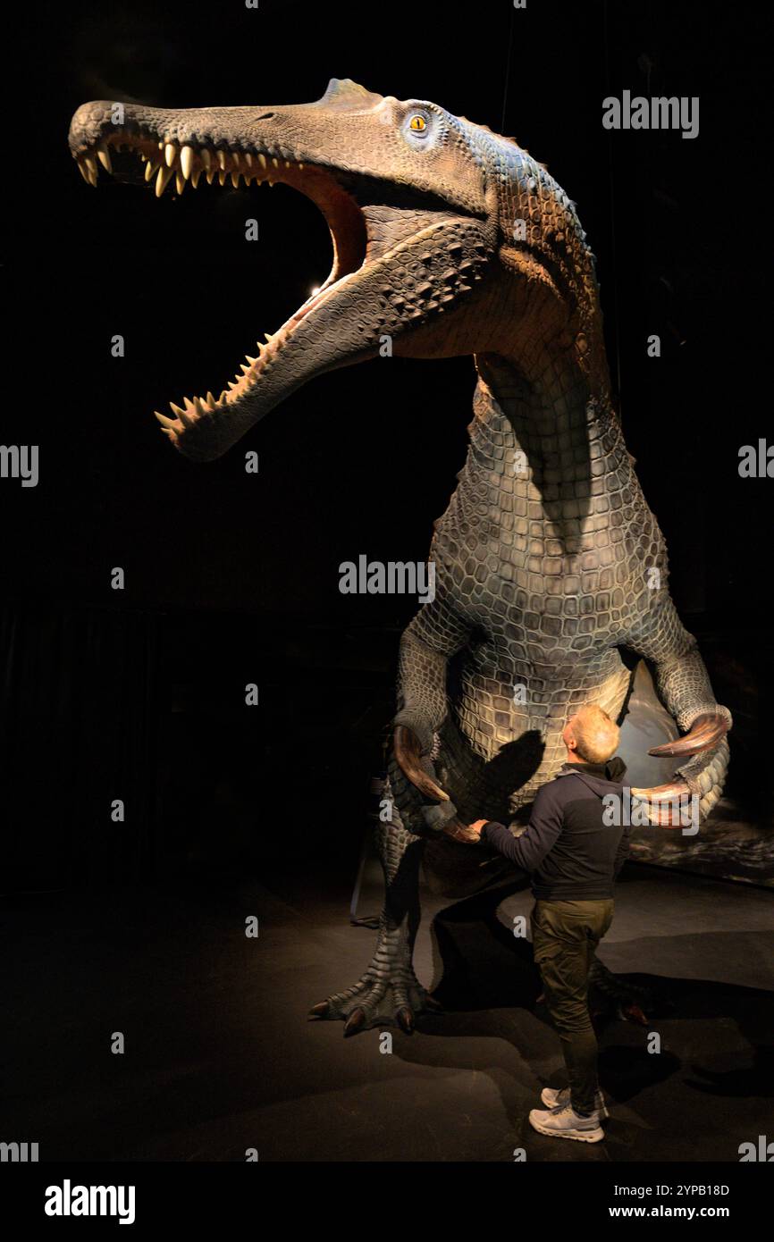 Model of the extinct dinosaure Spinosaurus sp. at Aquarium ...