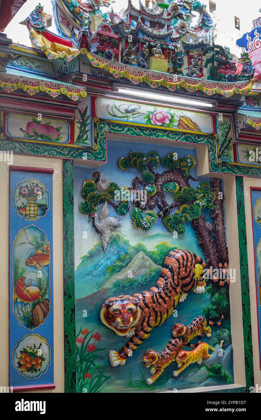 Cut porcelain carving at Sun Leng Yi Temple (Chow Sue Kong or Chao Zhou ...
