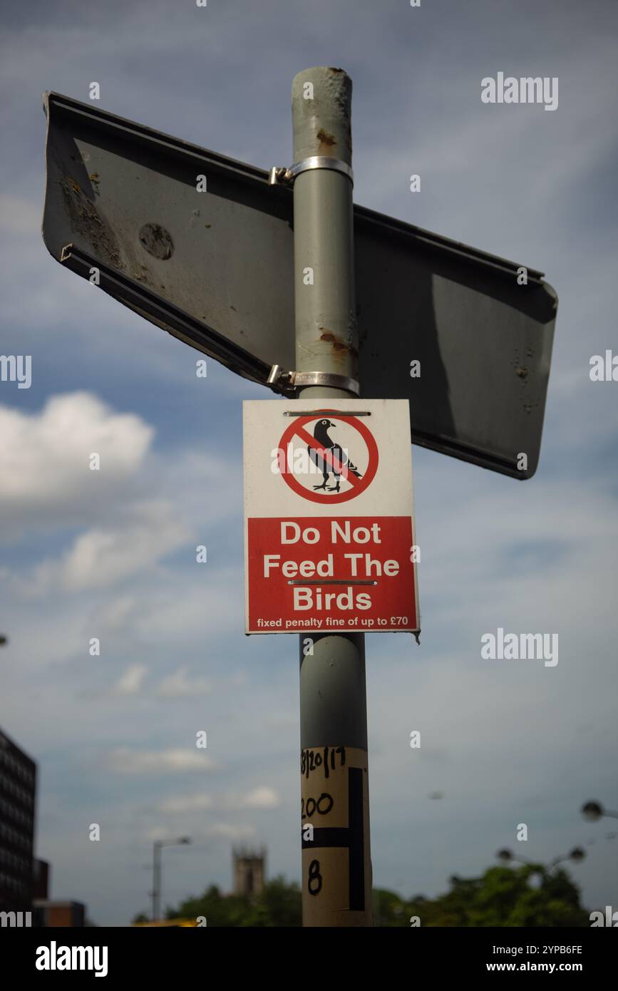 do not feed the birds sign Stock Photo - Alamy