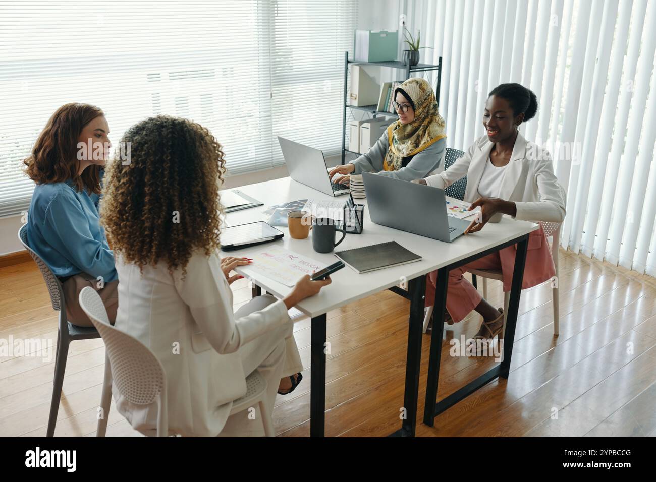 Teamwork in office setting hi-res stock photography and images - Alamy