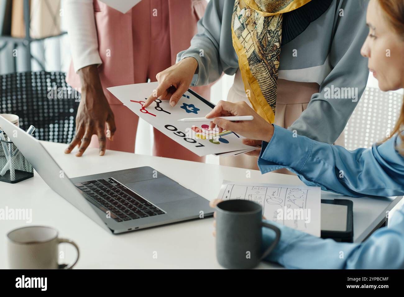Group collaboration laptop review hi-res stock photography and images ...