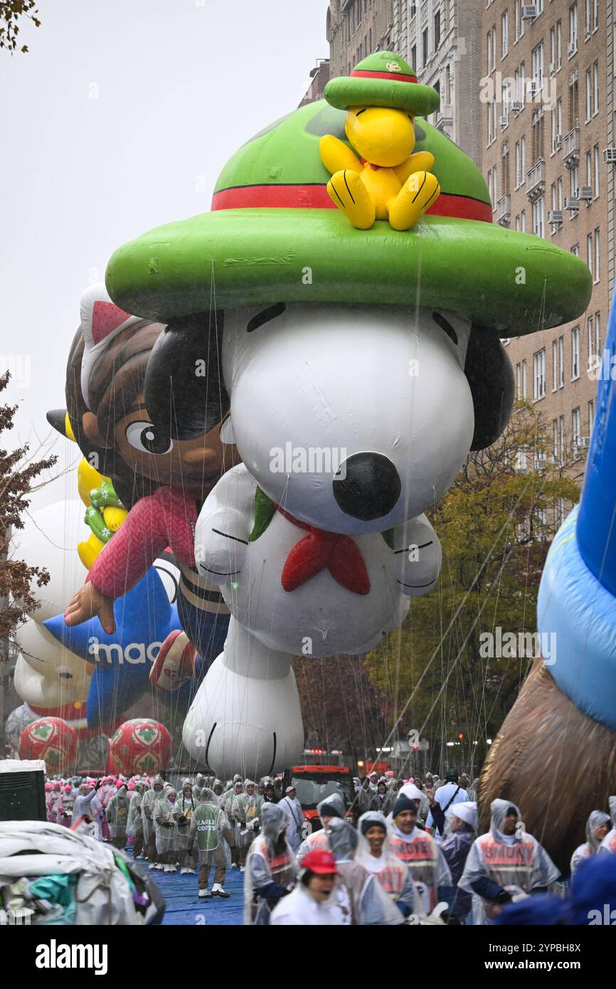 The Snoopy balloon at the 98th Annual Macy's Thanksgiving Day Parade on ...