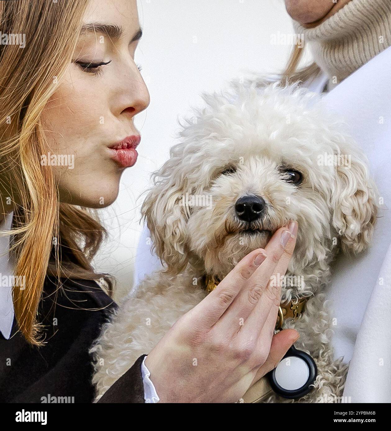 AMSTERDAM - 29/11/2024, Princess Alexia gives a kiss to dog Mambo ...