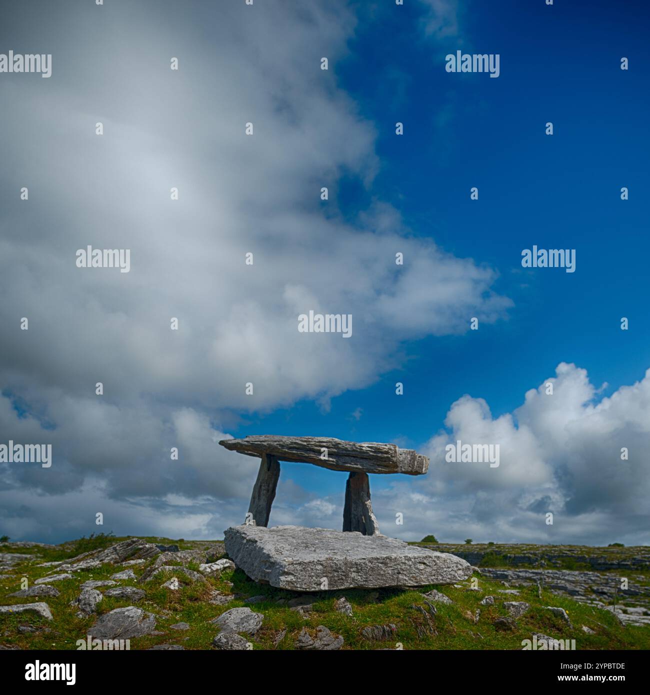 poulnabrone dolmen tomb county clare Stock Photo - Alamy