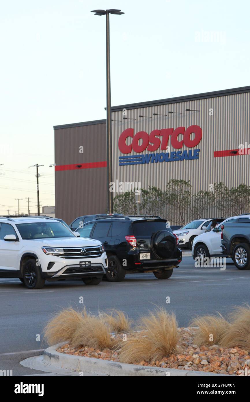 San Antonio, USA. 29th Nov, 2024. Exterior view of a Costco Wholesale ...