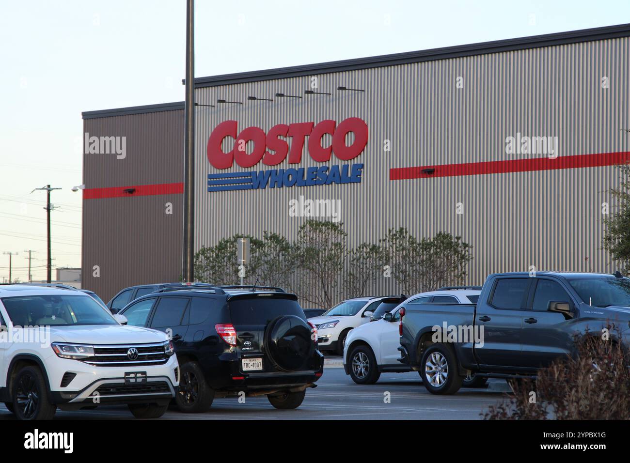 San Antonio, USA. 29th Nov, 2024. Exterior view of a Costco Wholesale ...