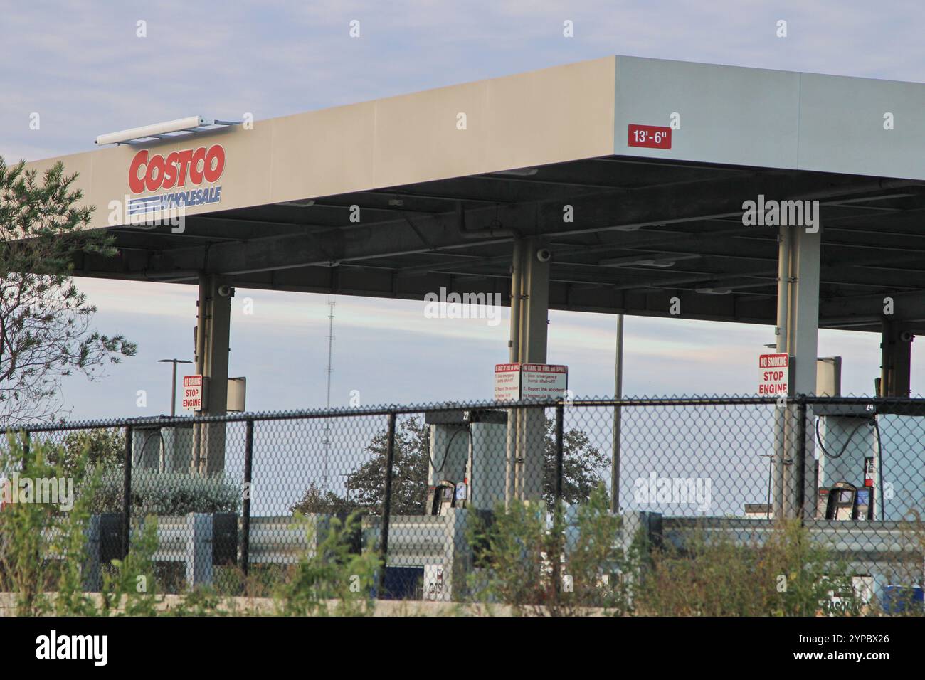San Antonio, USA. 29th Nov, 2024. Exterior view of a Costco gas station ...