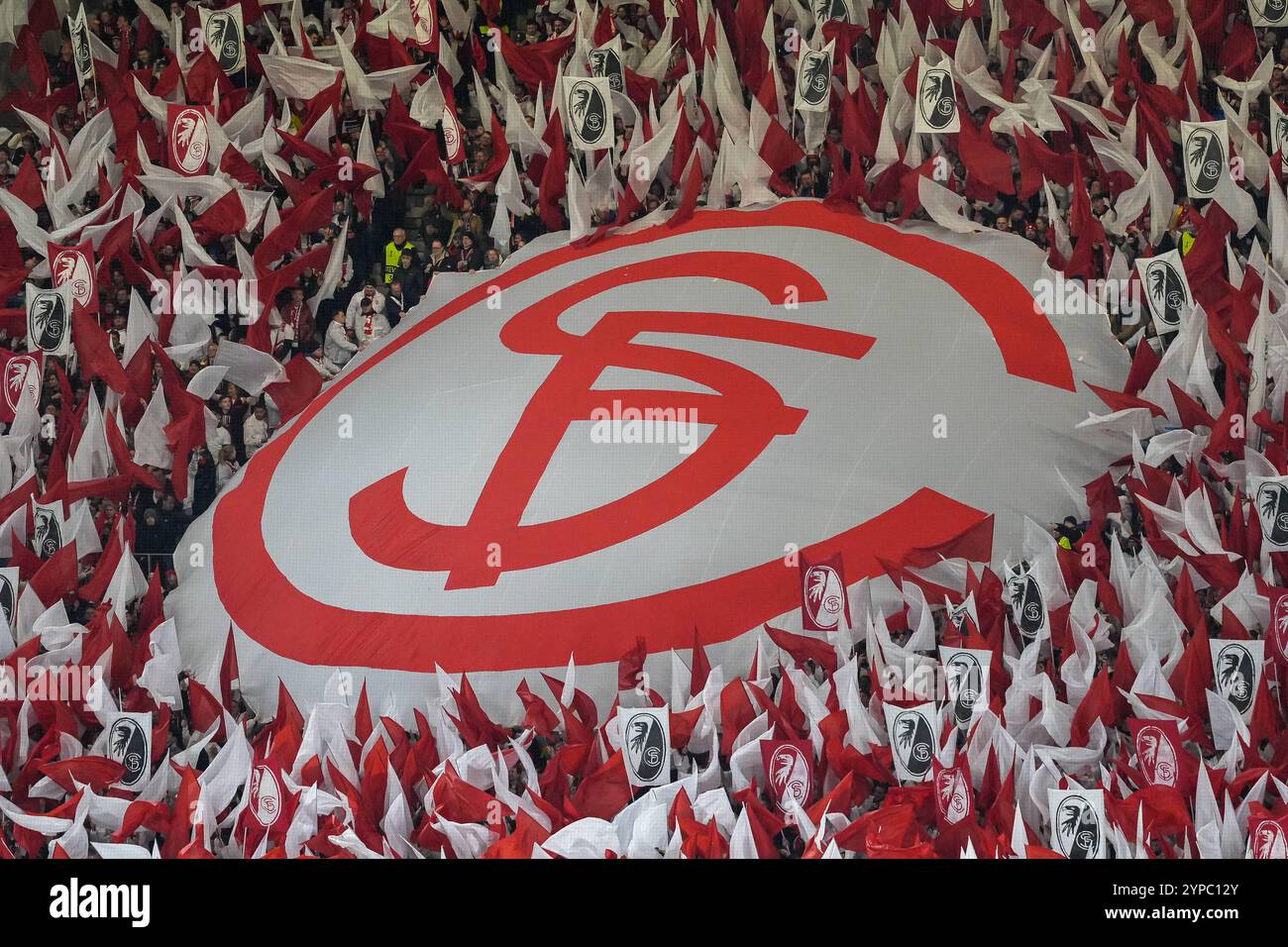 Choreografie der Ultras im Europa-Park Stadion, zentrales Element ist ...